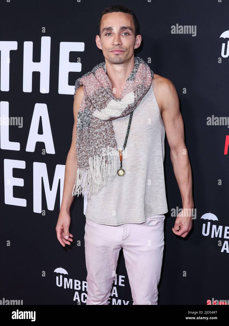Robert Sheehan 2022