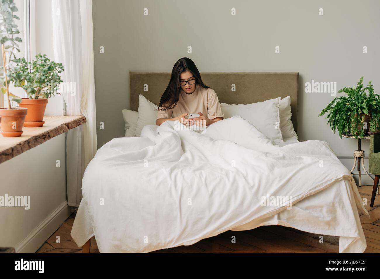 The girl waking up in the morning first checks the phone, Internet ...