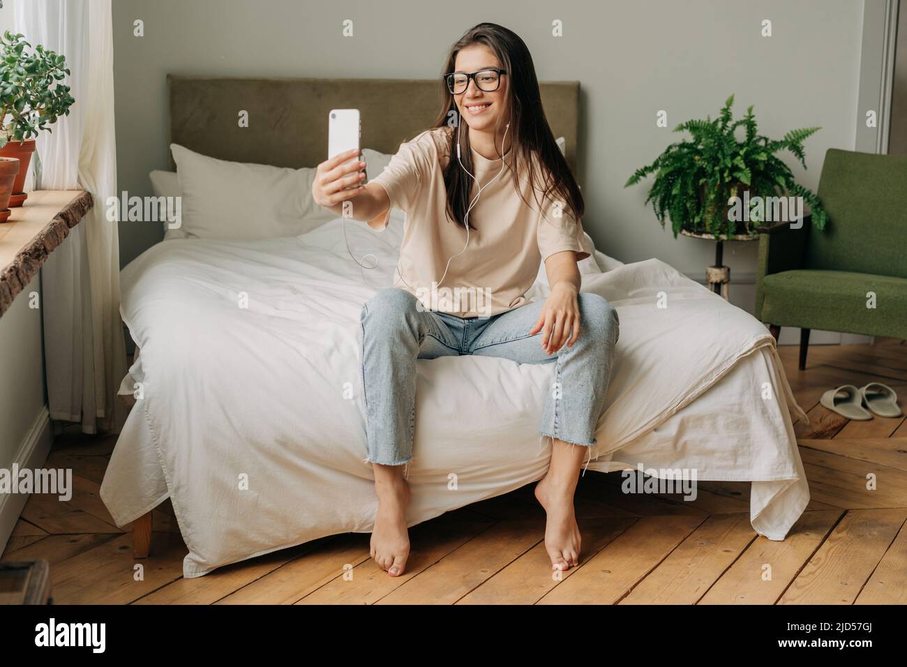 Zoom meeting bed hi-res stock photography and images - Alamy