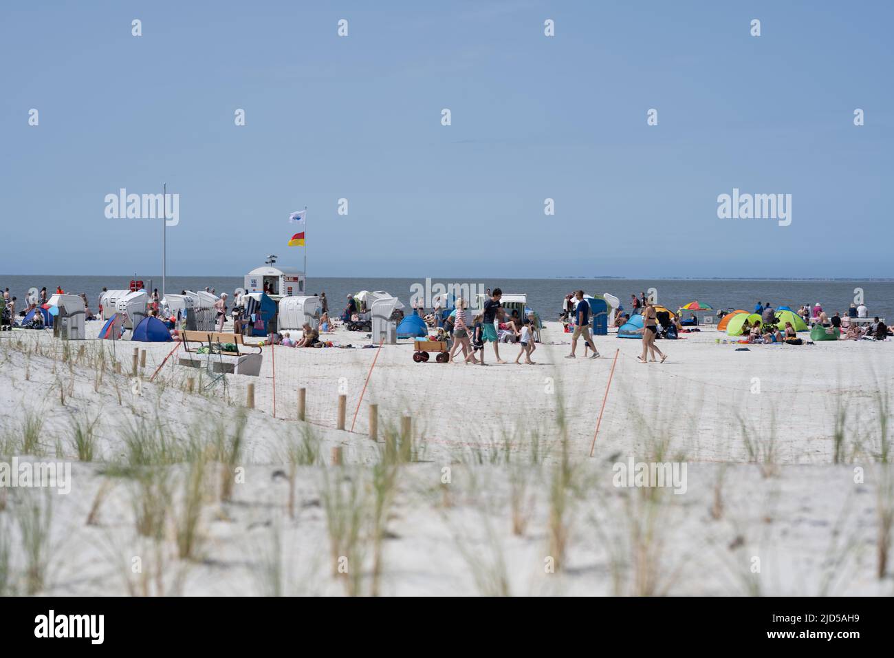 Norddeich, Germany. 18th June, 2022. A look at the beach Tourism ...