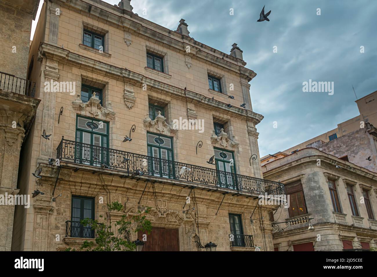 Beautiful old building at Plaza San Francisco de Asis in Old Havana ...