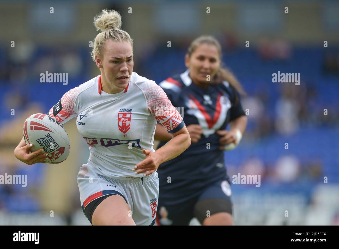 Warrington, England - 18th June 2022 - Hollie Dodd of England breaks to ...