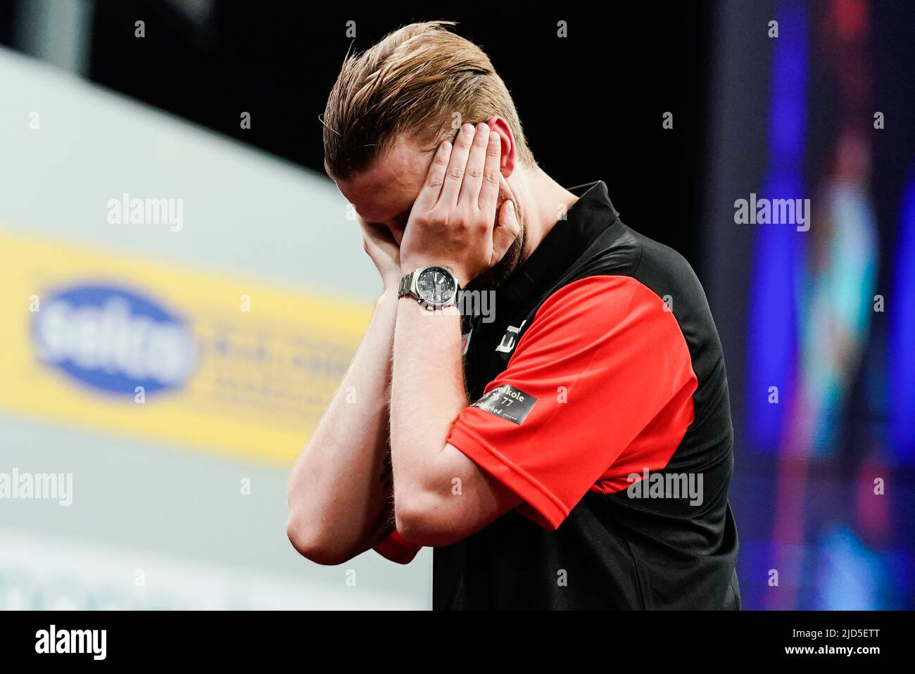 18 June 2022, Hessen, Frankfurt/Main: Darts: World Team Championship, Round of 16, Ice Rink ...