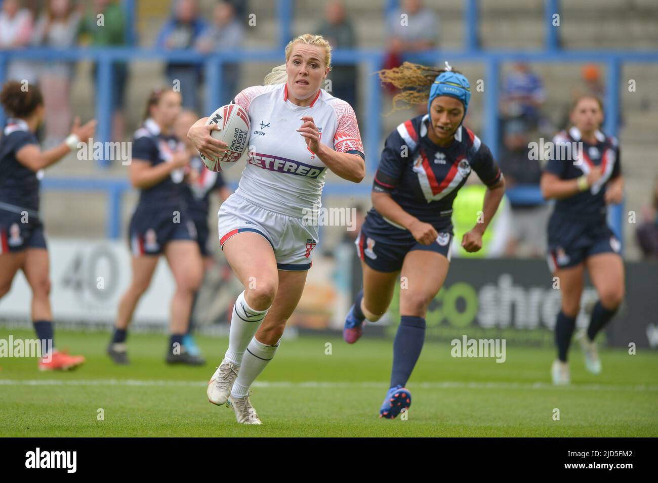 Warrington, England - 18th June 2022 - Amy Hardcastle of England breaks ...