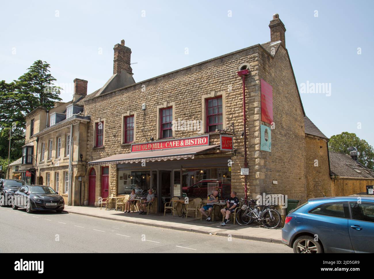 Chipping norton pubs hi-res stock photography and images - Alamy