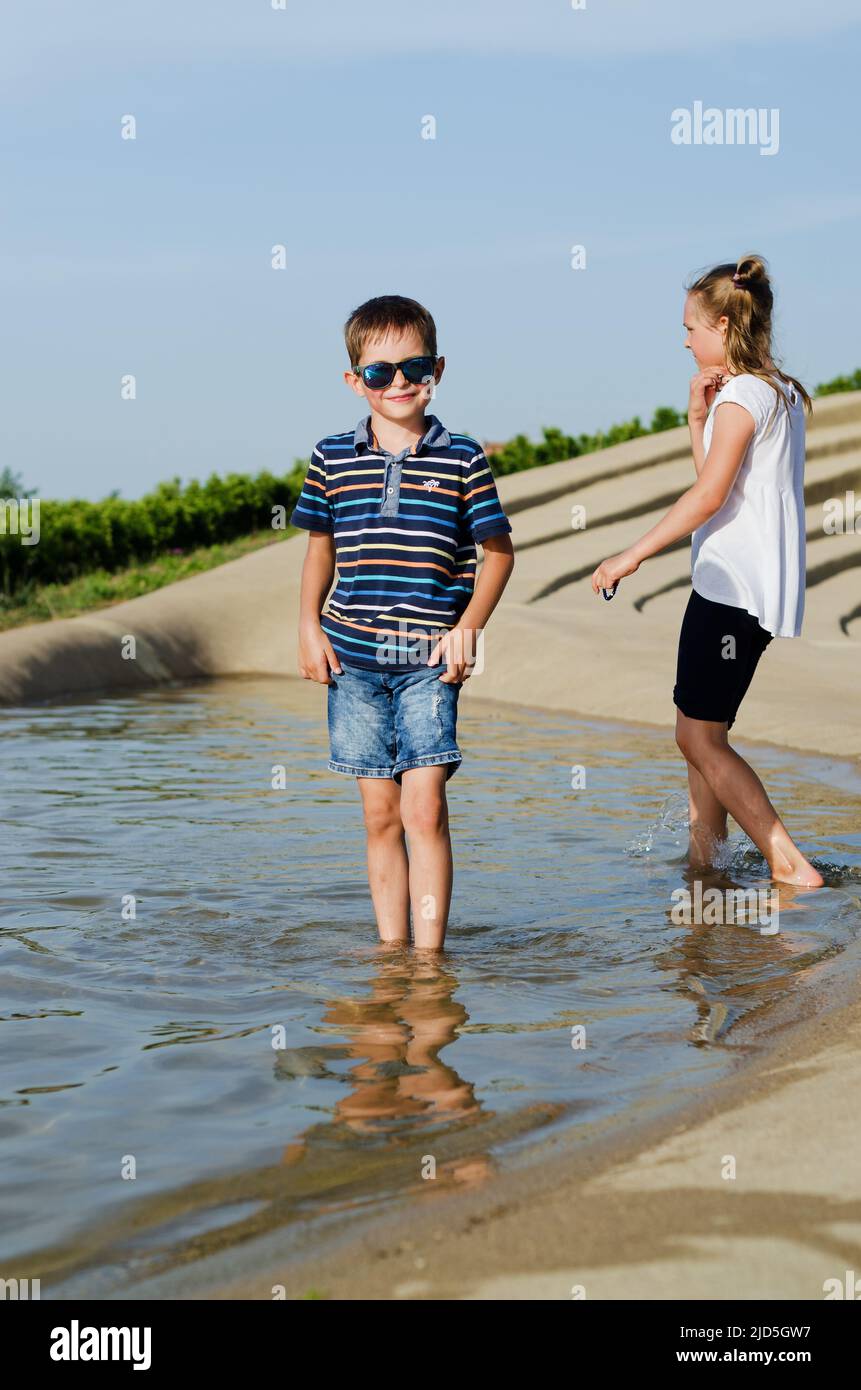 Kids playing outside in a park hi-res stock photography and images - Alamy