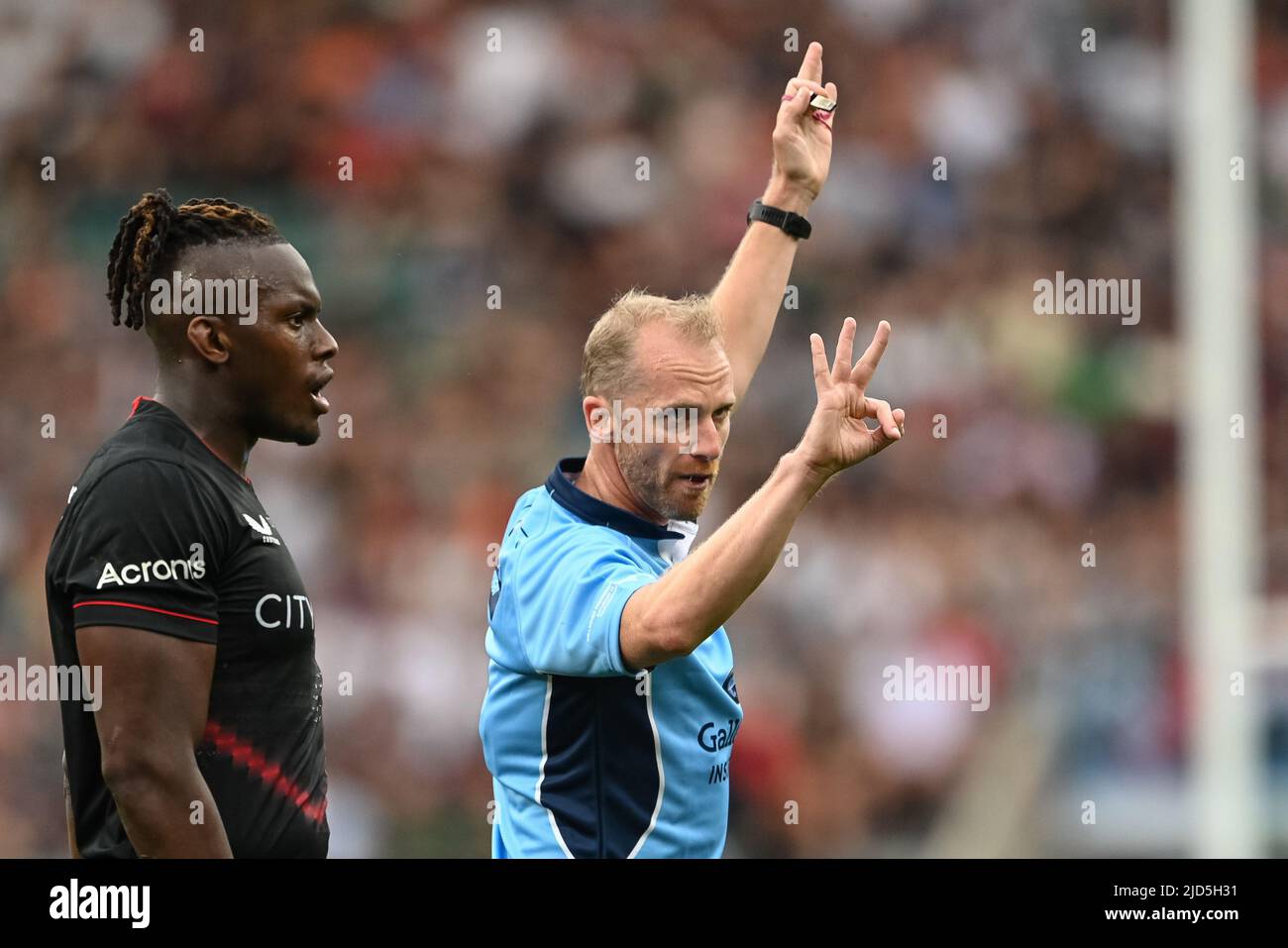 referee Wayne Barnes gives instruction Stock Photo - Alamy