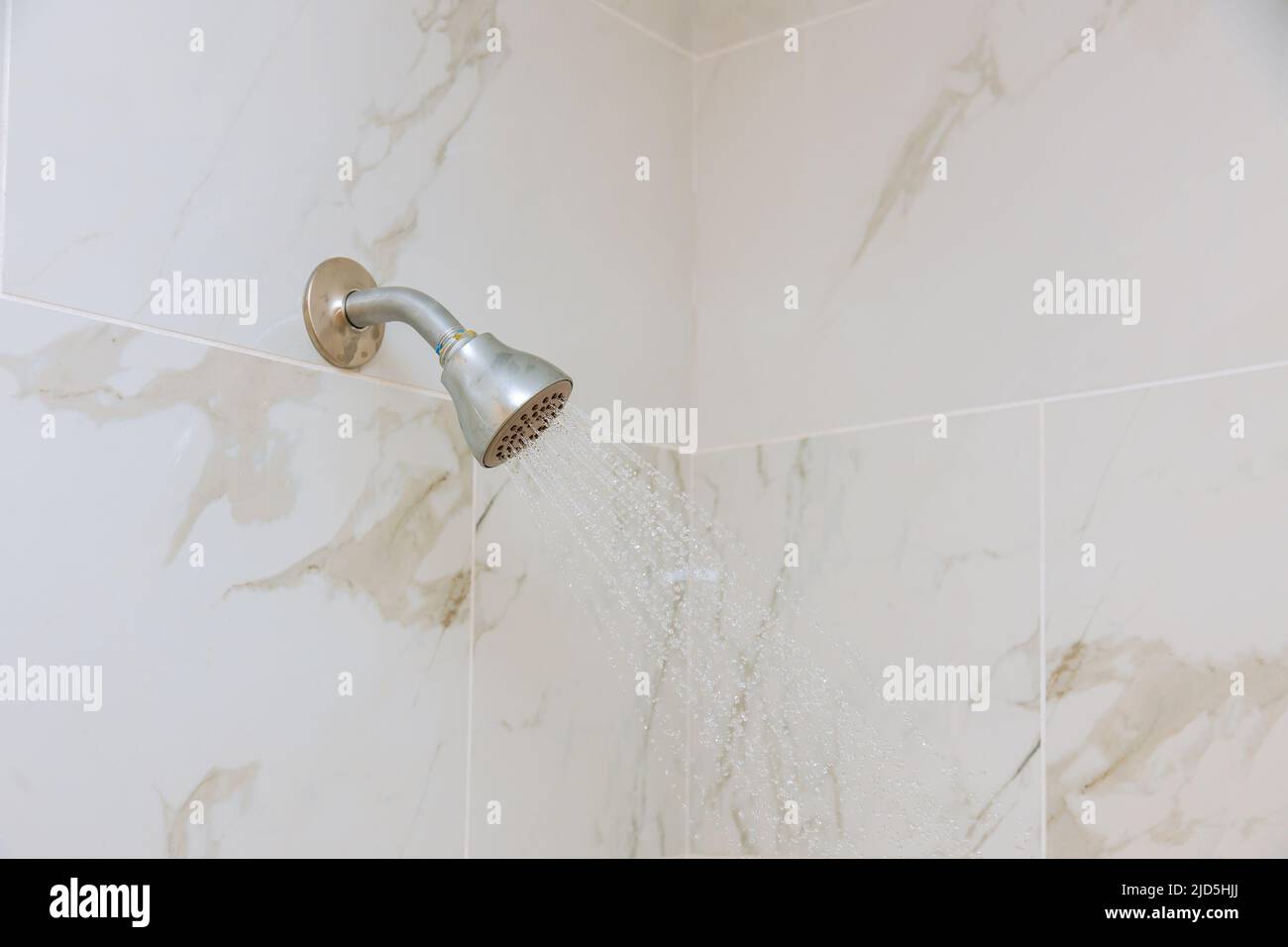 Water drops splashing hi-res stock photography and images - Alamy