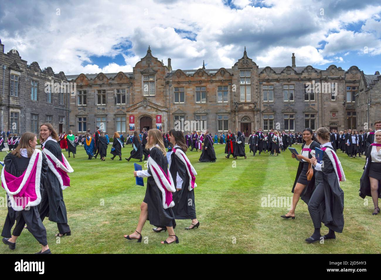ST ANDREWS UNIVERSITY SCOTLAND A GRADUATION DAY ST SALVATORS QUAD ...