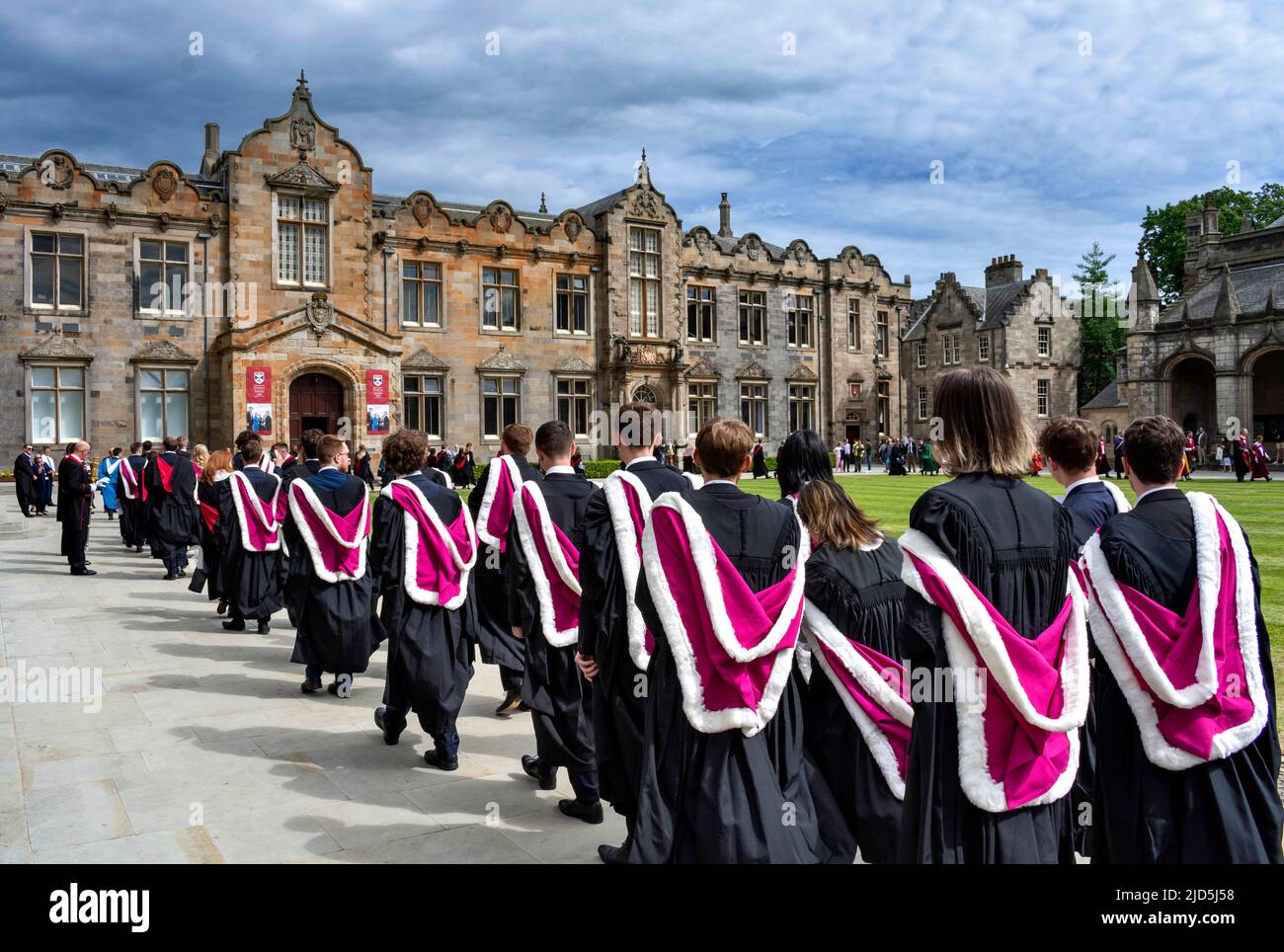 ST ANDREWS UNIVERSITY SCOTLAND ON GRADUATION DAY ST SALVATORS QUAD NEW ...