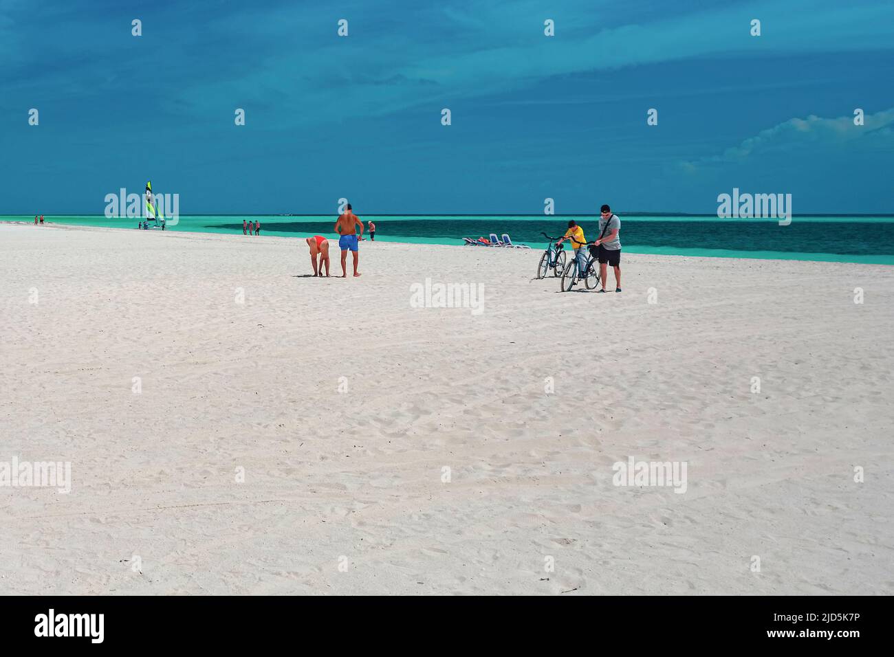 Daytime sky beautiful tourist beach hi-res stock photography and images ...