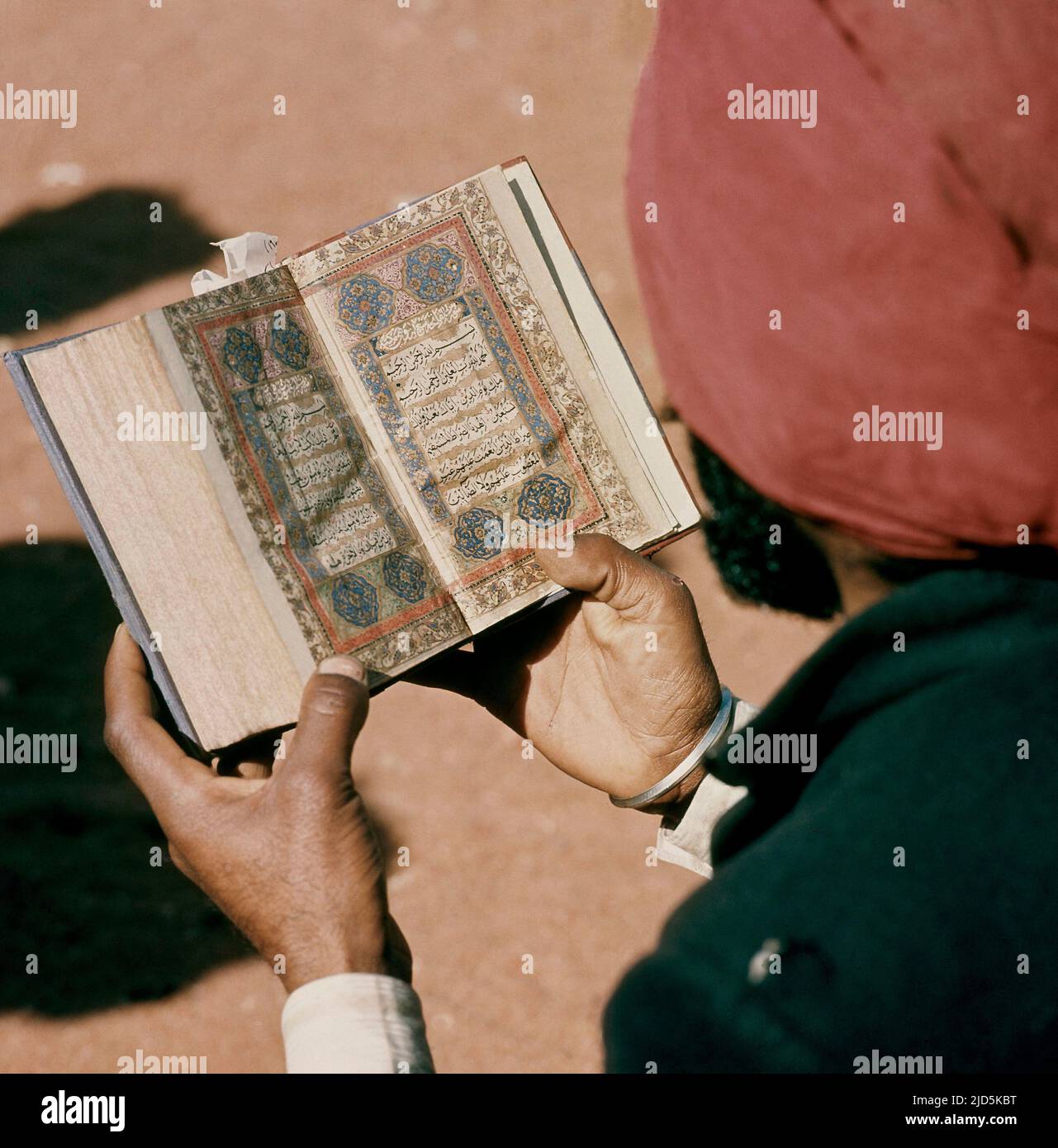 Leyendo el koran hi-res stock photography and images - Alamy