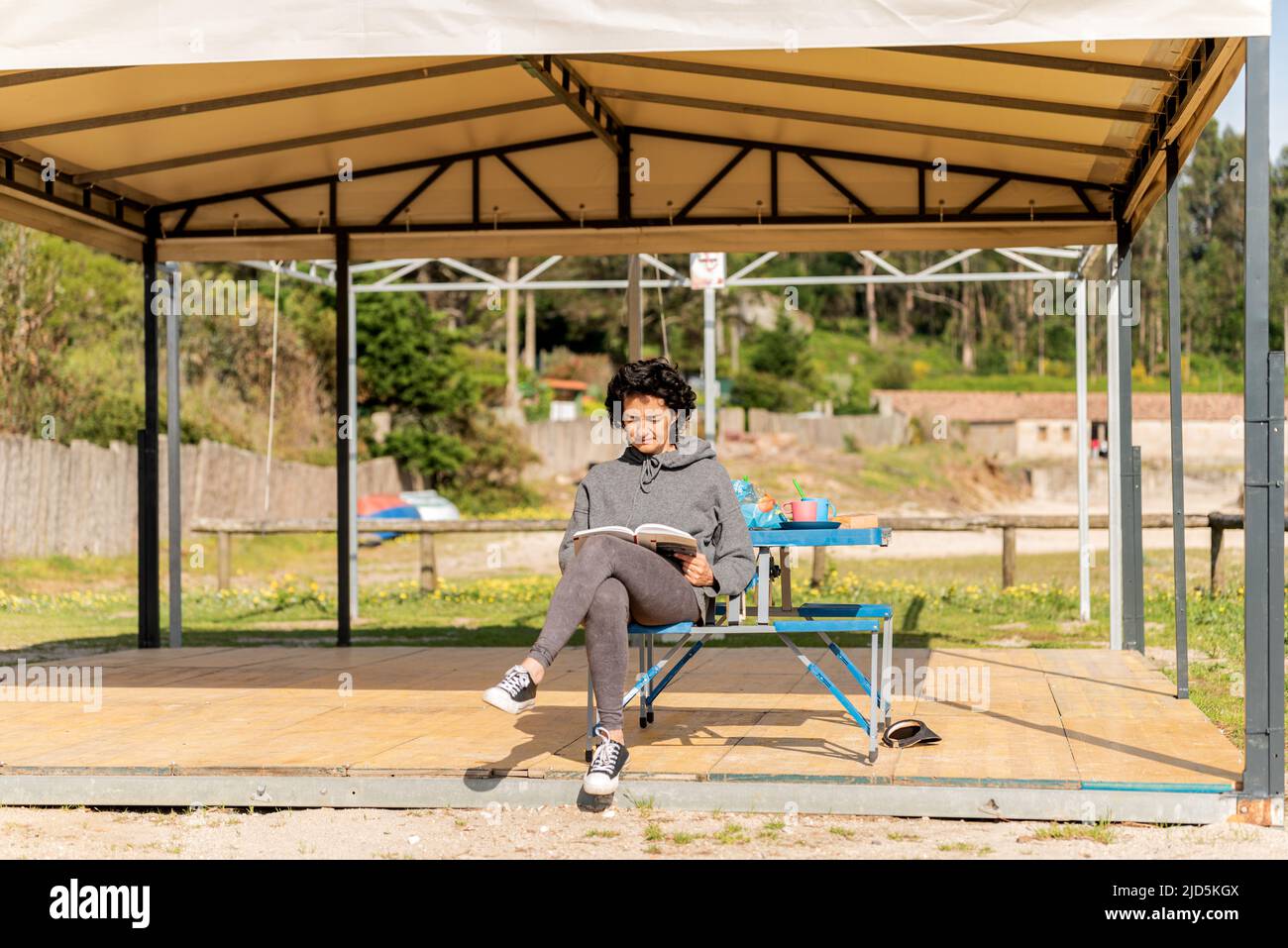 Woman reading sitting table hi-res stock photography and images - Alamy
