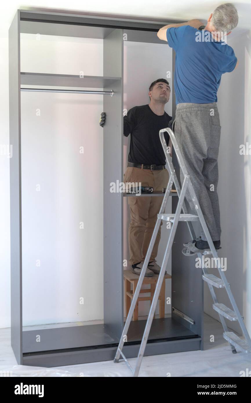 Installation of a sliding wardrobe, a high wardrobe under the ceiling ...