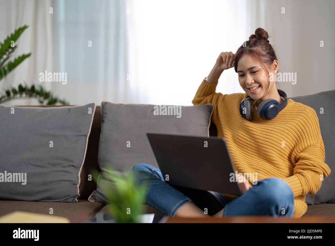 Person chatting at work hi-res stock photography and images - Alamy