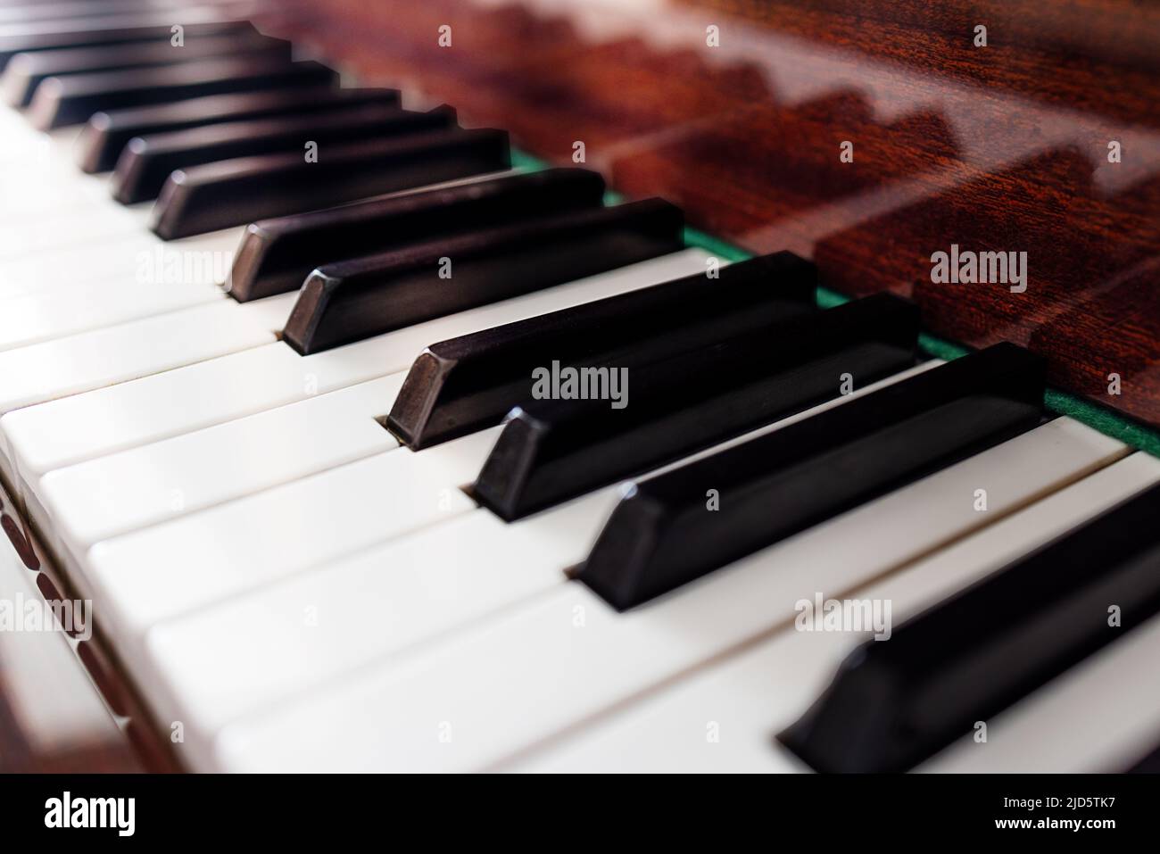 Grand piano side view hi-res stock photography and images - Alamy