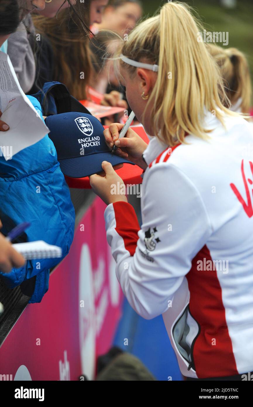 Women athletes autographs hi-res stock photography and images - Alamy