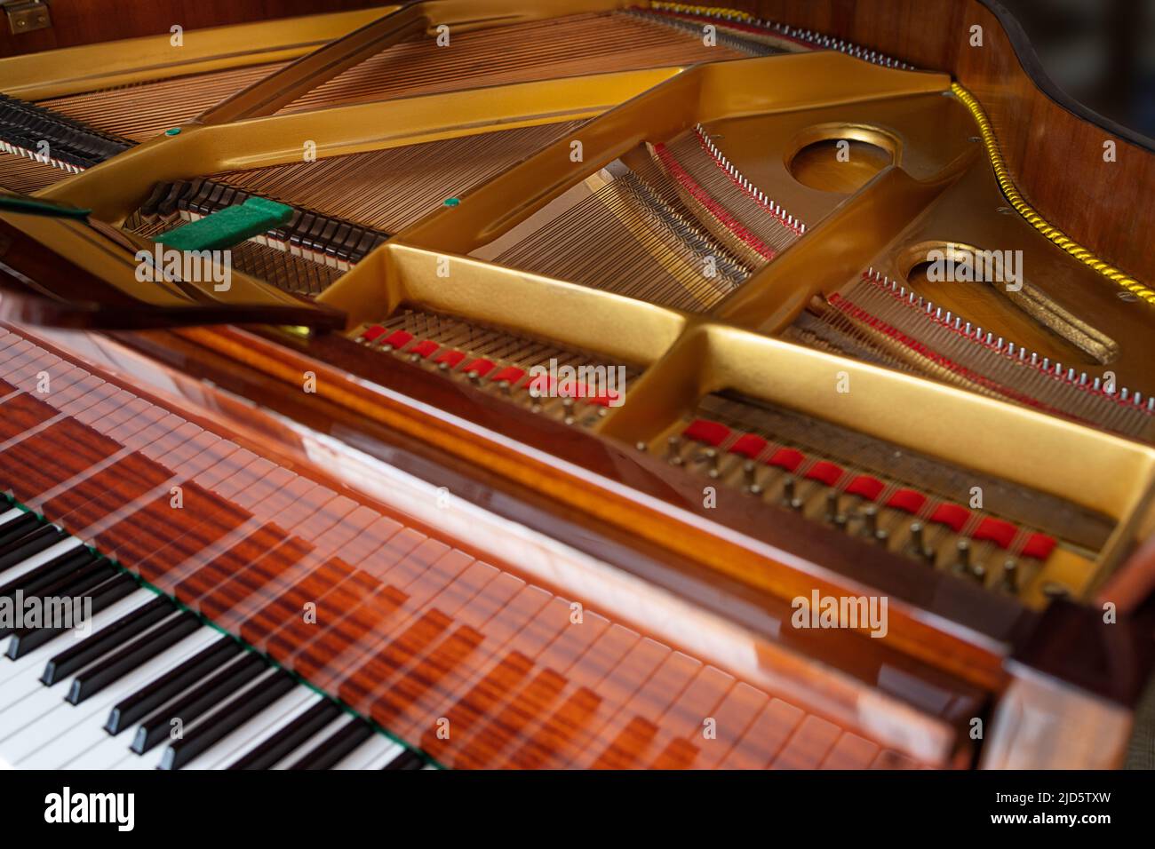 Close-up, top view, of the internal string structure of a top grand ...
