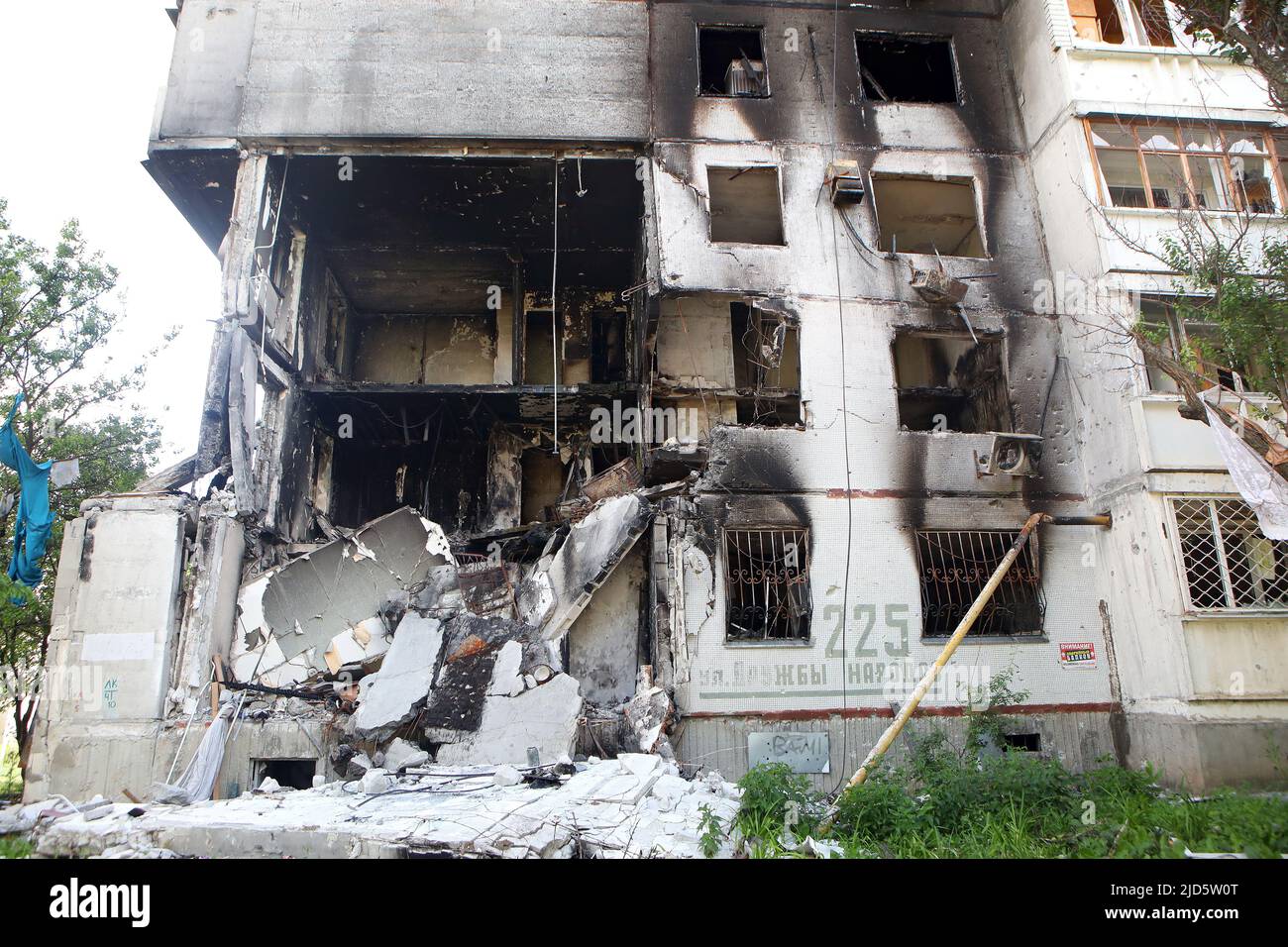 Non Exclusive: KHARKIV, UKRAINE - JUNE 16, 2022 - A destroyed prefab ...