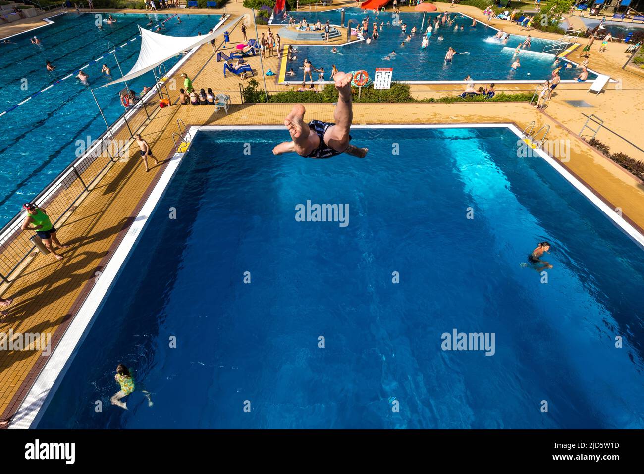 Forst, Germany. 18th June, 2022. In the open-air swimming pool in Forst ...