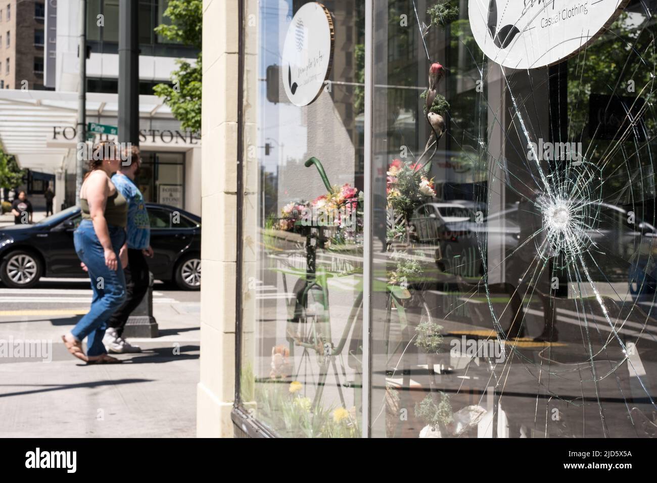 Seattle, USA. 31st May, 2022. A damaged window at a clothing store in ...