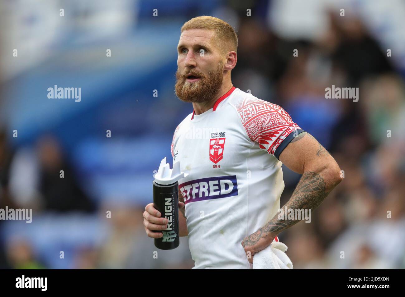 Sam Tomkins #1 of the England national rugby league team having a water ...
