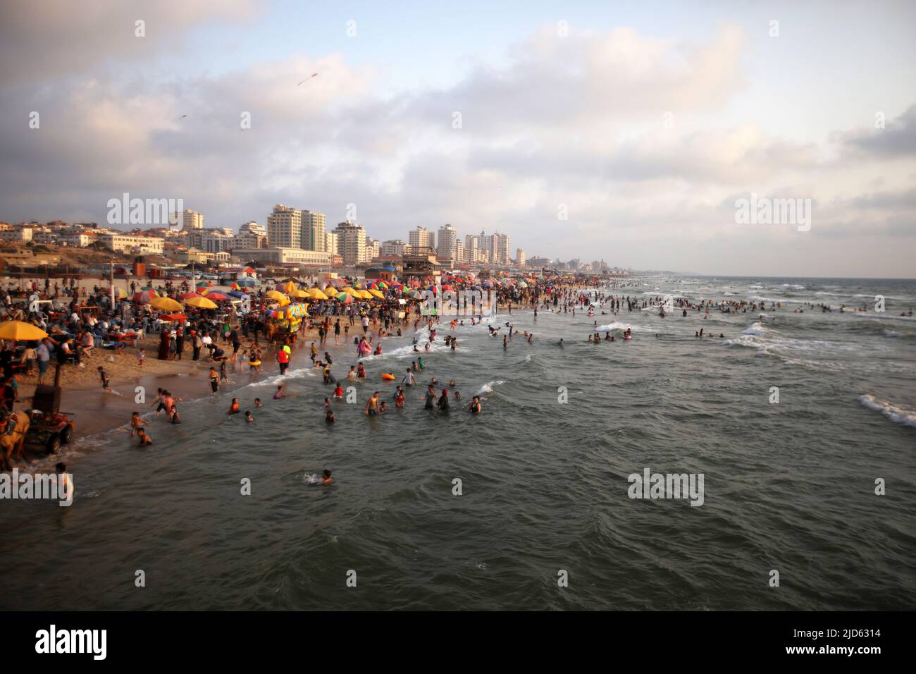 Gaza City, Palestine. 18th June 2022. Hundreds of Palestinian people ...