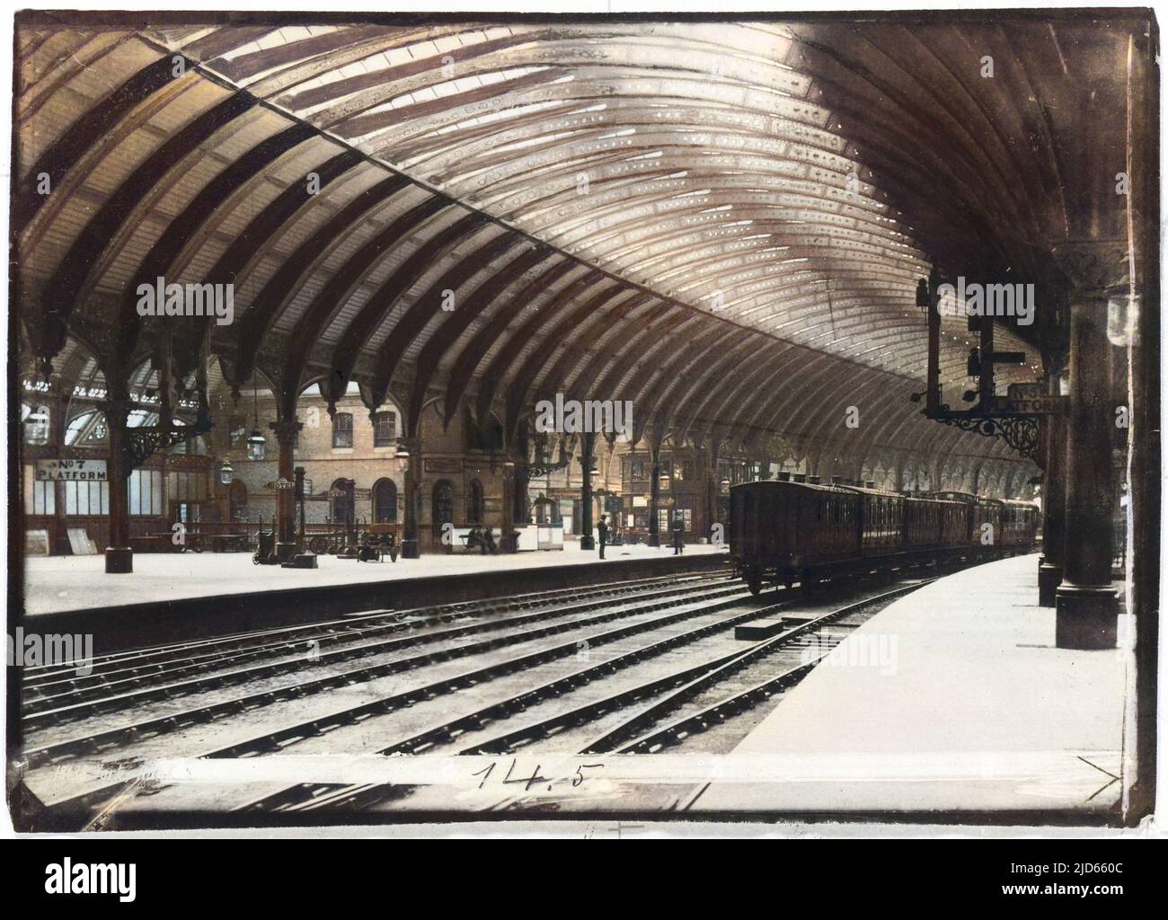 York railway station hi-res stock photography and images - Alamy