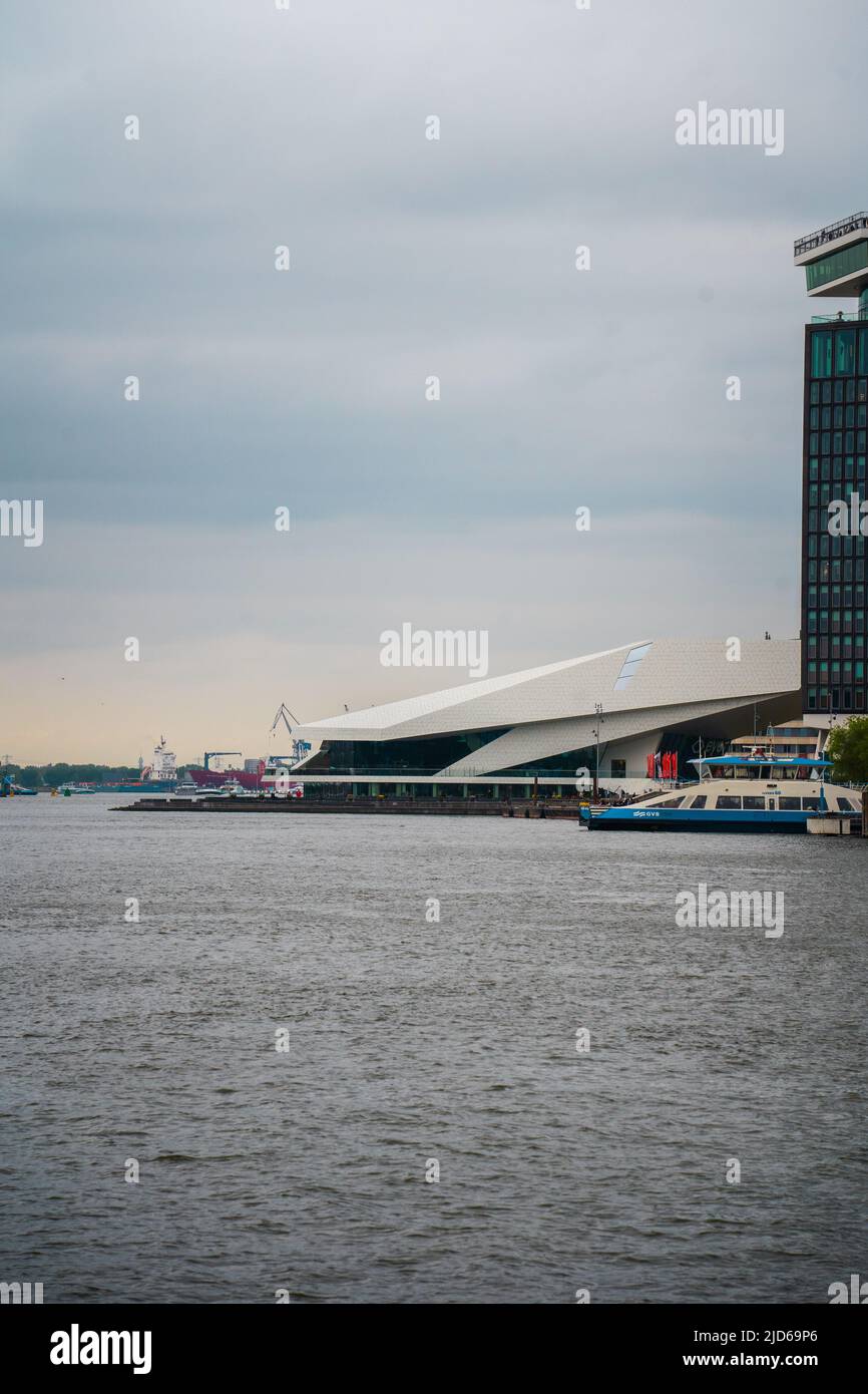 Tall modern skyscraper next hi-res stock photography and images - Alamy