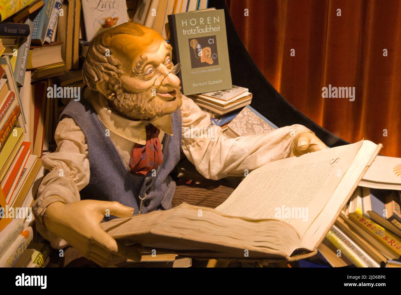Germany, Thuringia, Erfurt, bookshop window, reading figure Stock Photo ...