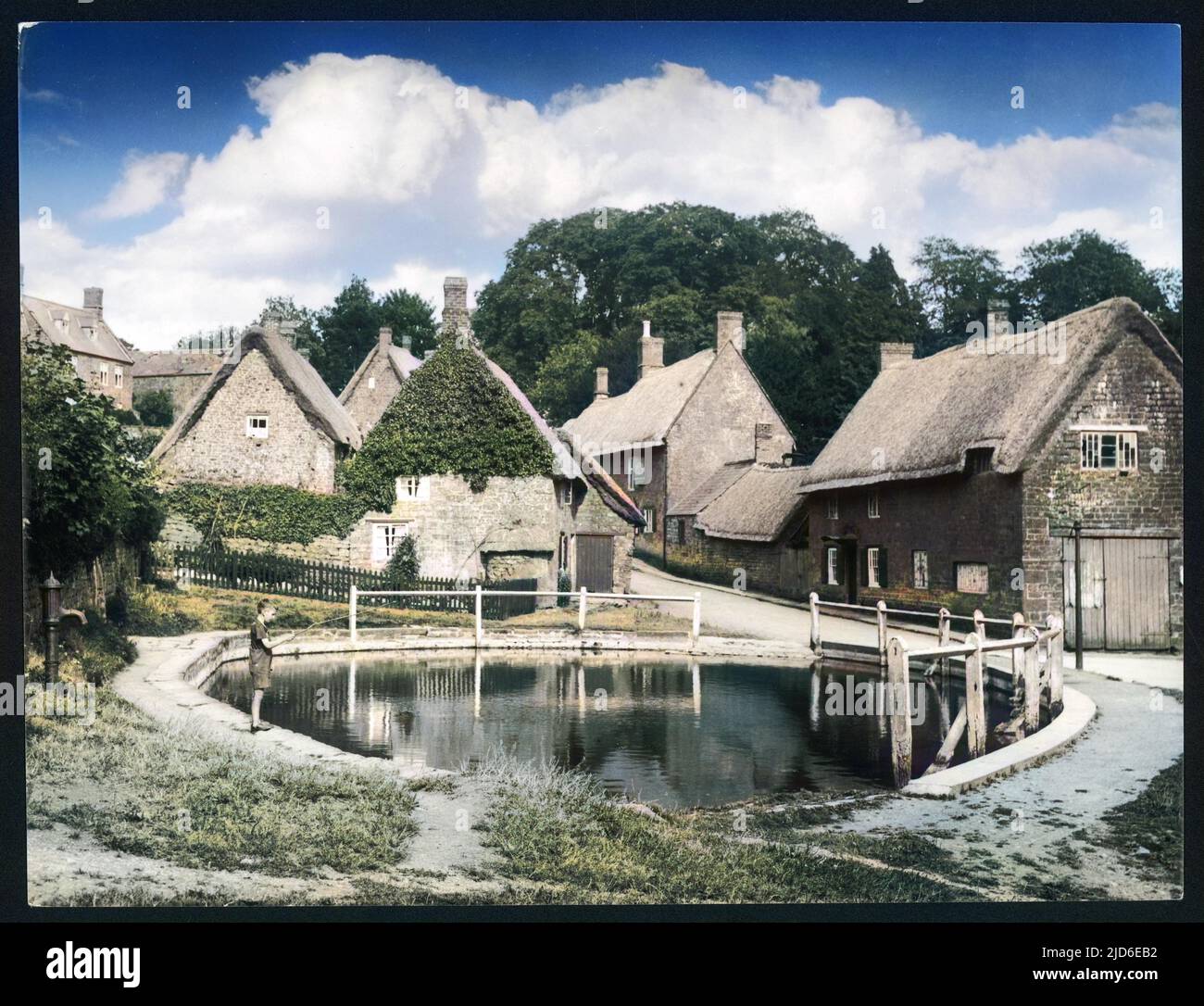 Thatch cottages in the village of Wroxton in the Cotswolds, England ...