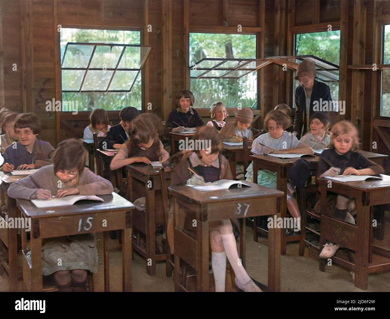 Schoolgirls 1930s hi-res stock photography and images - Alamy