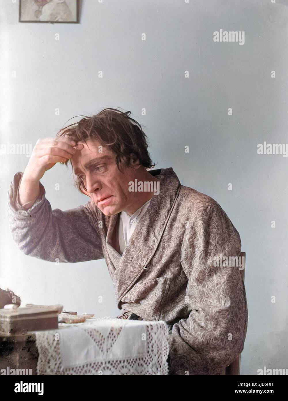 Actor George H. Mulcaster (1891 - 1964), putting on a wig backstage in ...