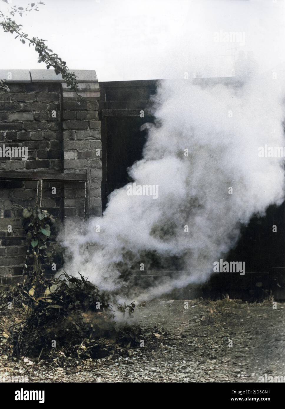 Garden bonfire smoke hi-res stock photography and images - Alamy