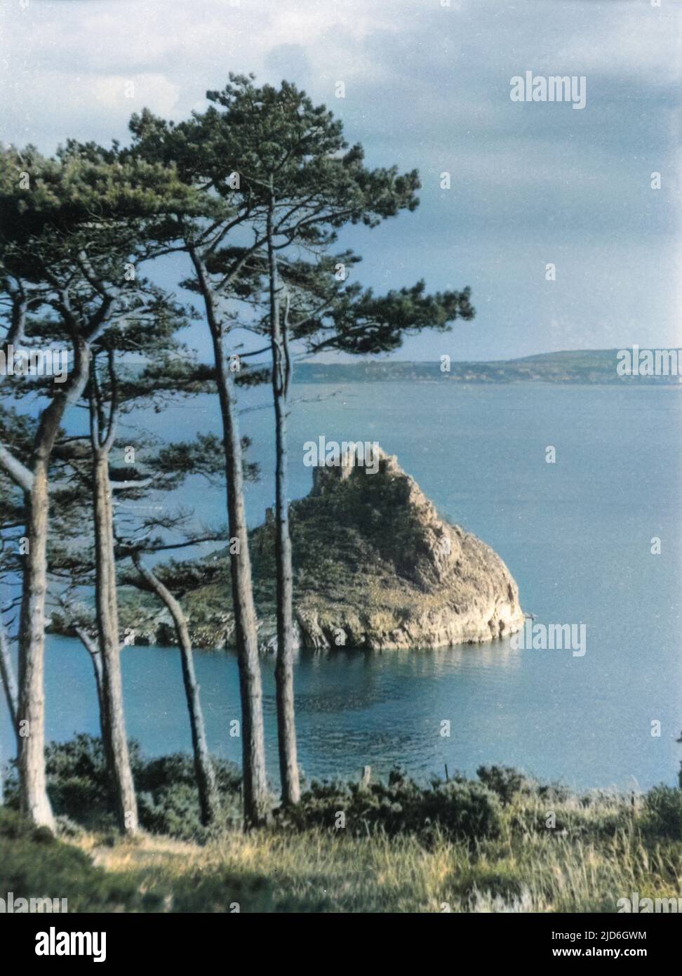 A picturesque glimpse of the weel-know Thatcher Rock at Torquay, Devon ...