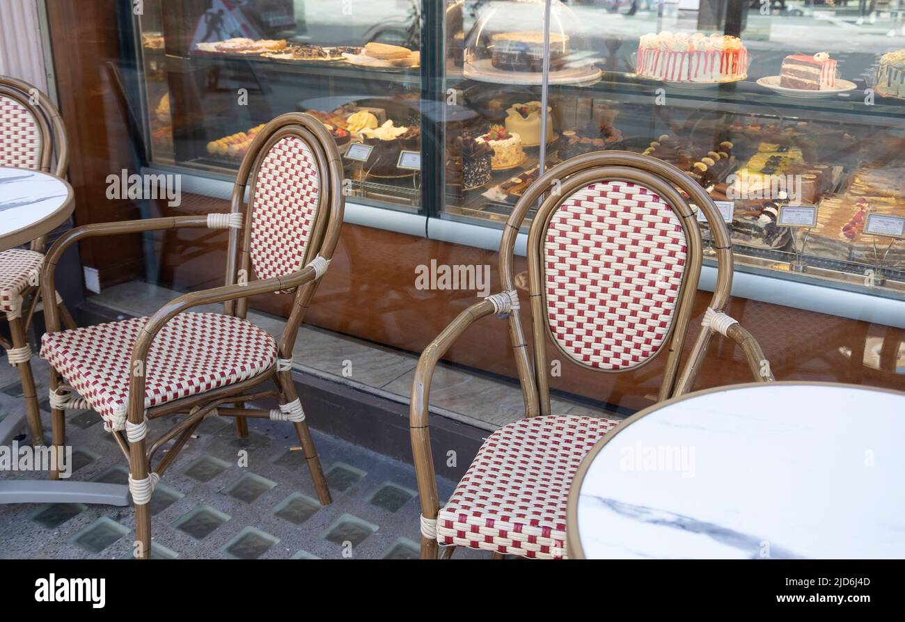 Table and chairs cake shop Stock Photo - Alamy