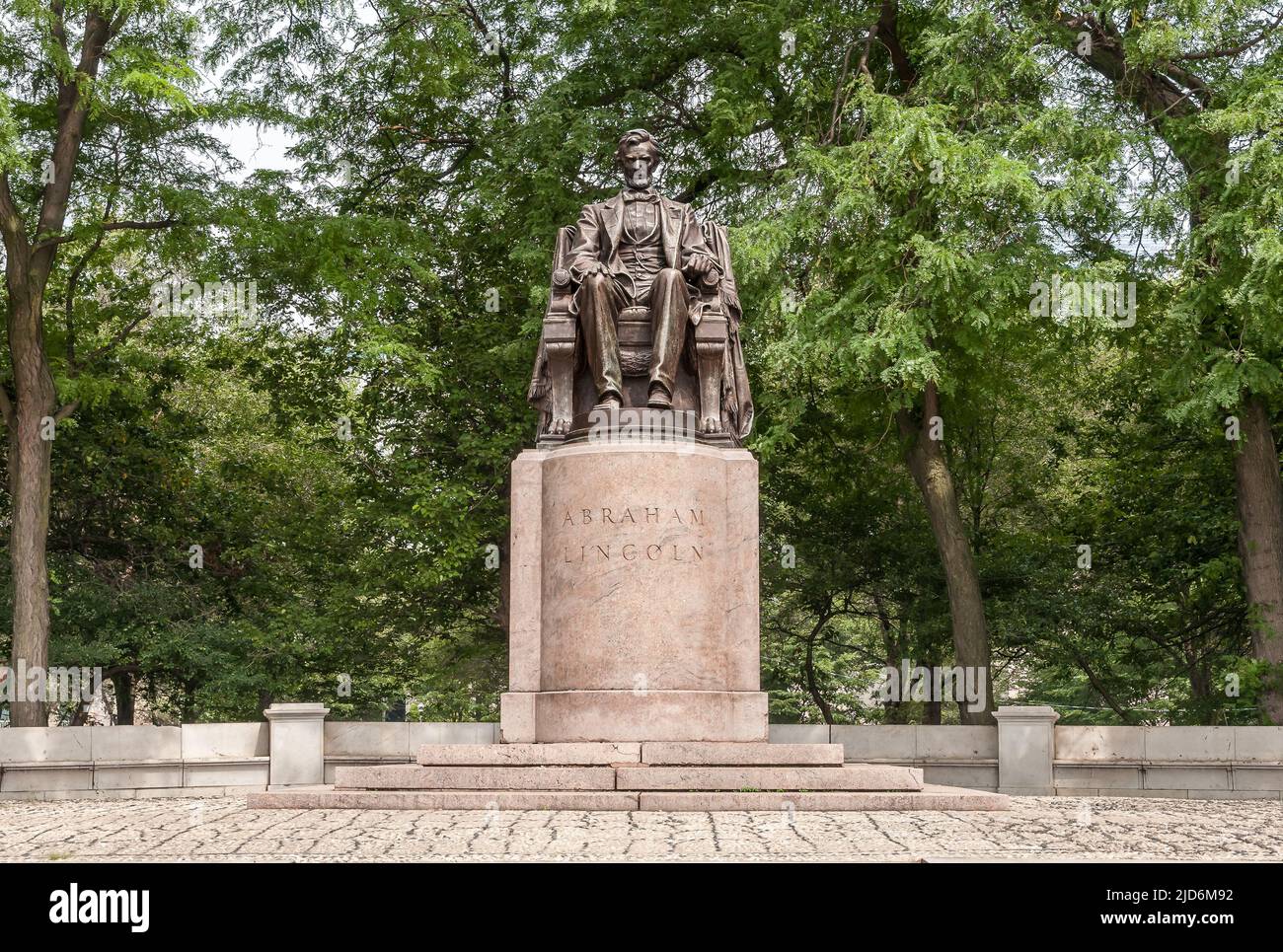 Bronze statue of Abraham Lincoln in Grant Park in Chicago, Illinois ...