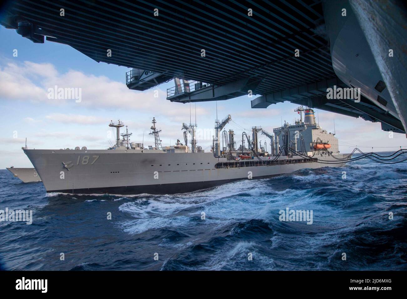 Usns henry j kaiser t ao 187 hi-res stock photography and images - Alamy