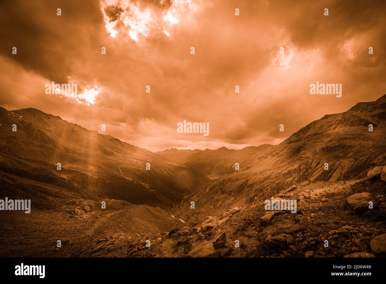 Shining sun clouds mountains hi-res stock photography and images - Alamy