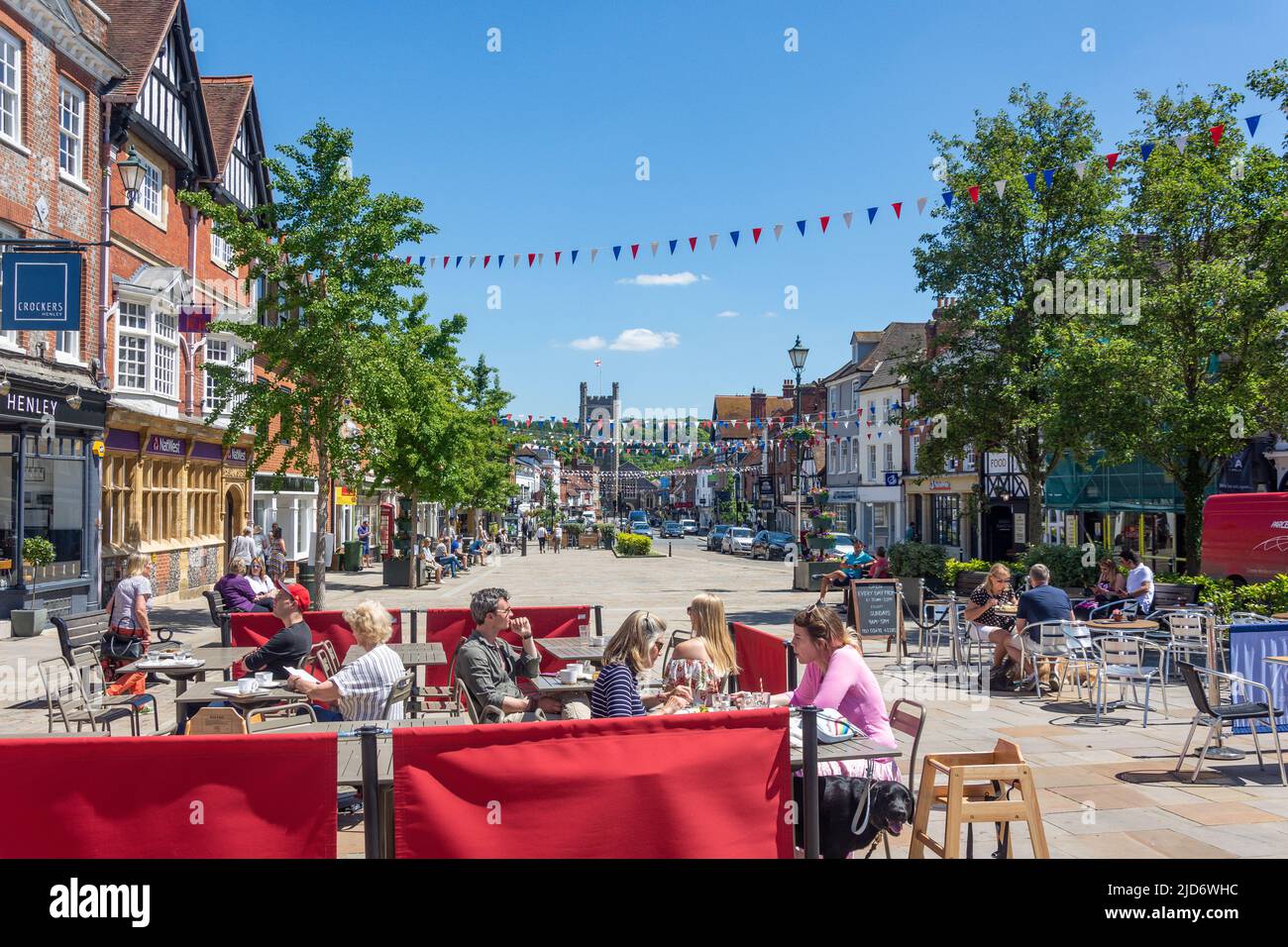 Street cafe, Market Square, Henley-on-Thames, Oxfordshire, England ...