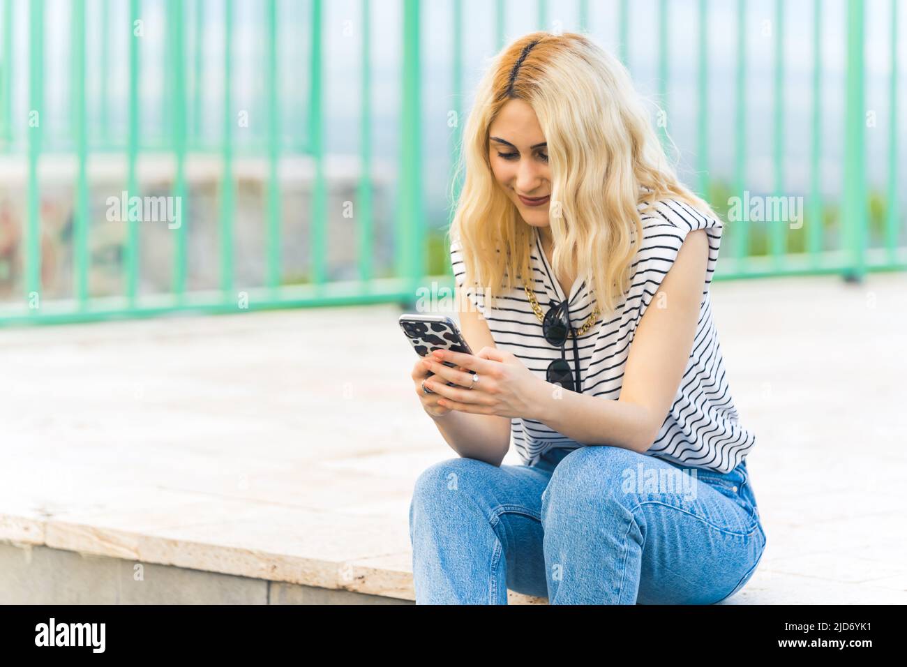 Mobile typing hi-res stock photography and images - Alamy