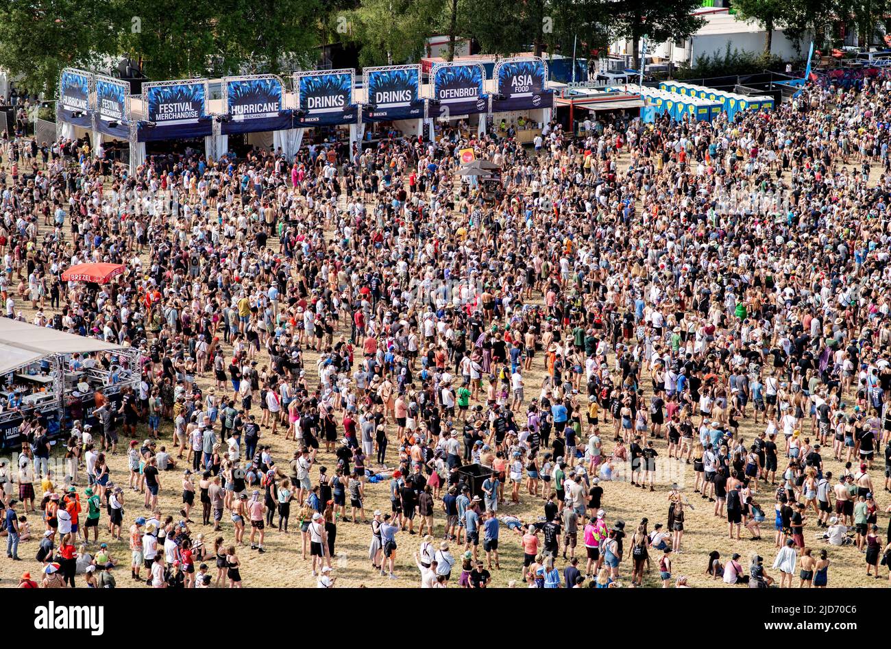 18 June 2022, Lower Saxony, Scheeßel: Numerous festival visitors watch ...