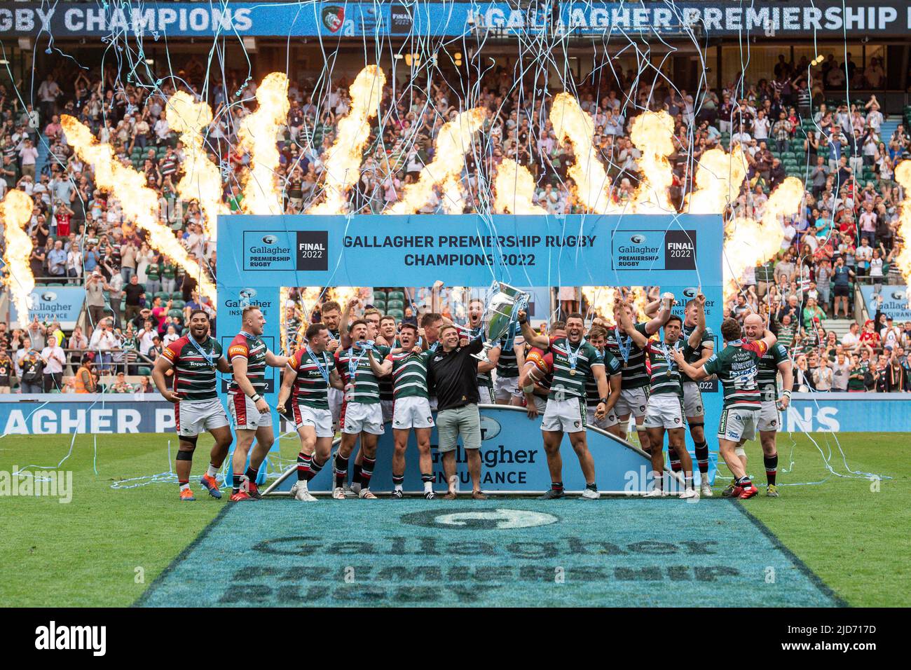 Tom Youngs and Ellis Genge #1 of Leicester Tigers lift the Gallagher ...