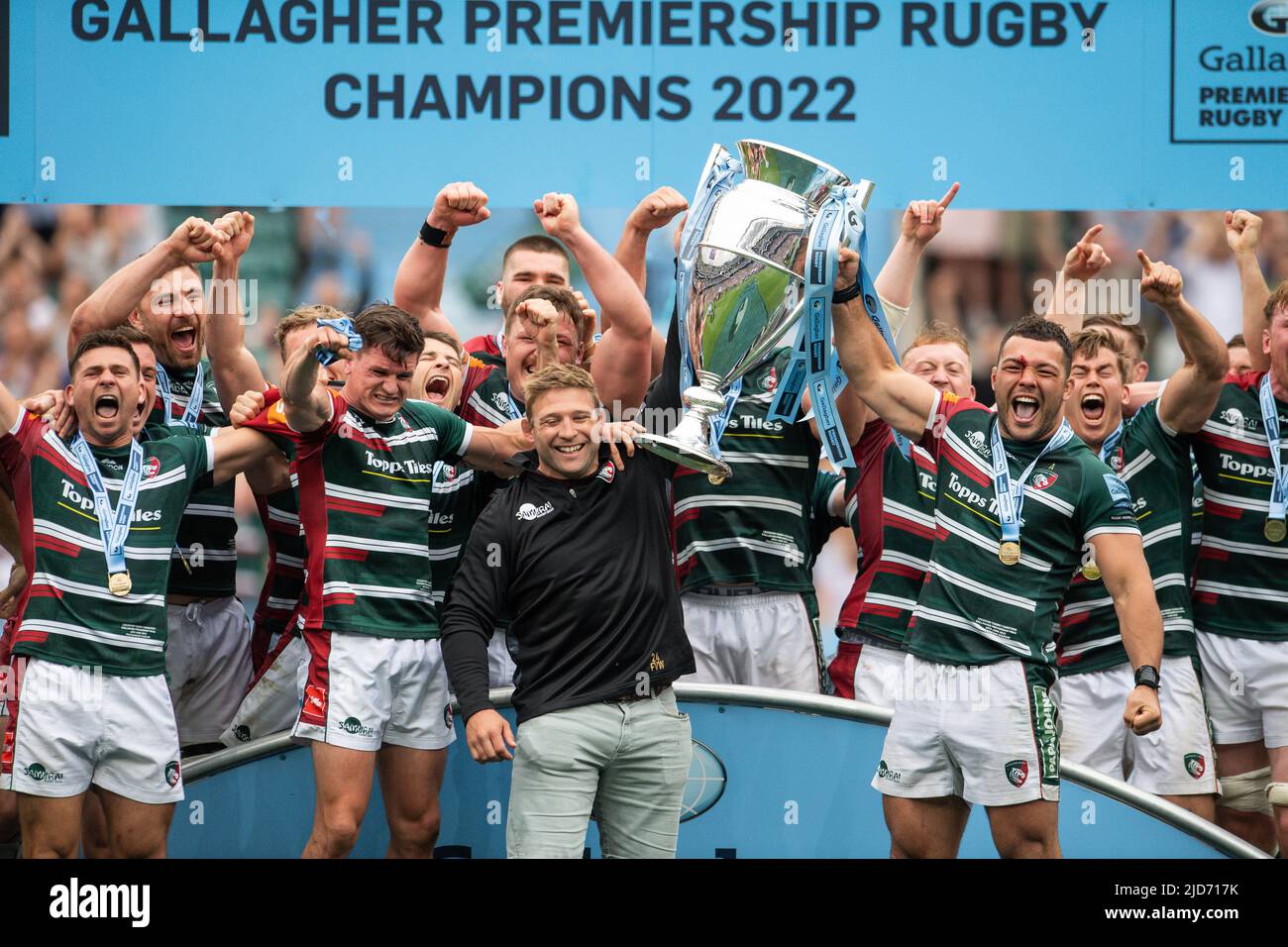Tom Youngs and Ellis Genge #1 of Leicester Tigers lift the Gallagher ...