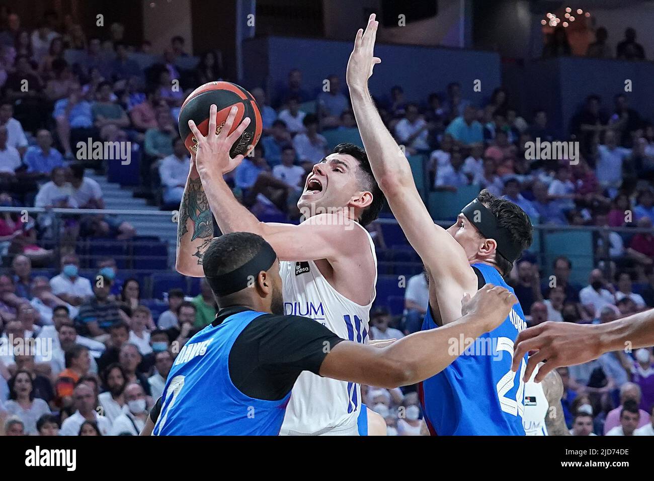 Real Madrid Baloncesto's Gabriel Deck (c) and FC Barcelona's Brandon ...