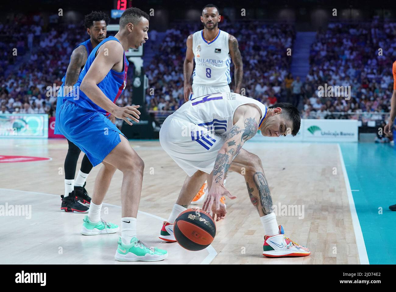 Real Madrid Baloncesto's Gabriel Deck (r) and FC Barcelona's Dante Exum ...