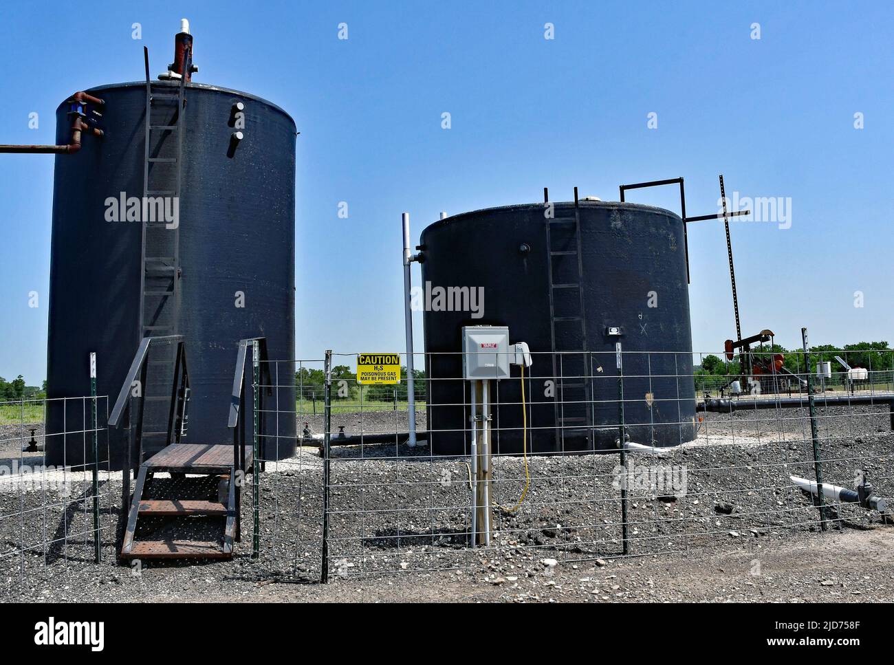 Empty oil storage tanks hi-res stock photography and images - Alamy