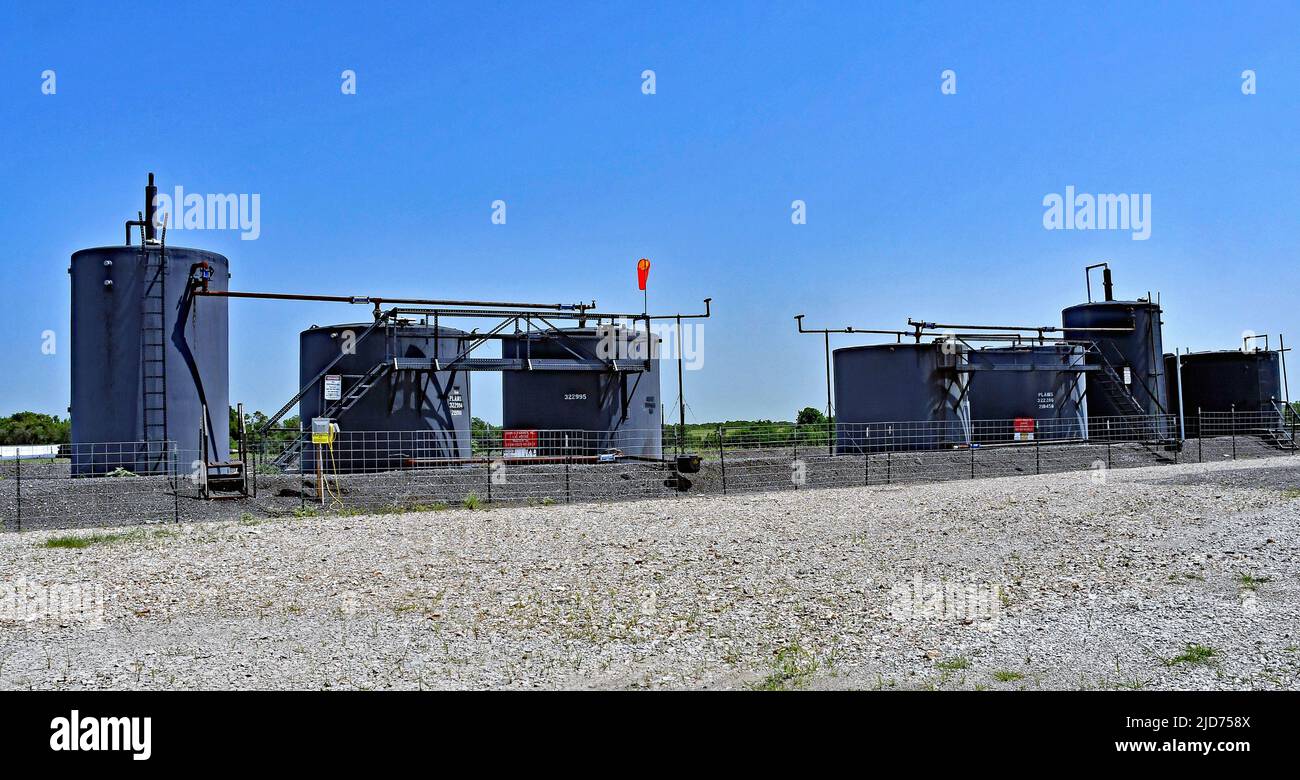 Empty oil tanks hi-res stock photography and images - Alamy