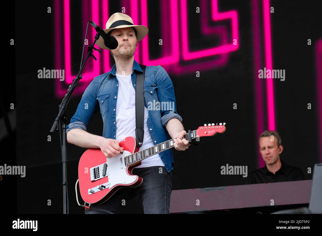 Keyboard player jon fratelli hi-res stock photography and images - Alamy
