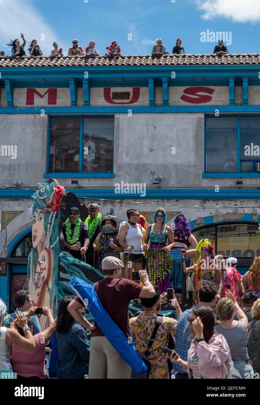 Fish parade float hi-res stock photography and images - Alamy